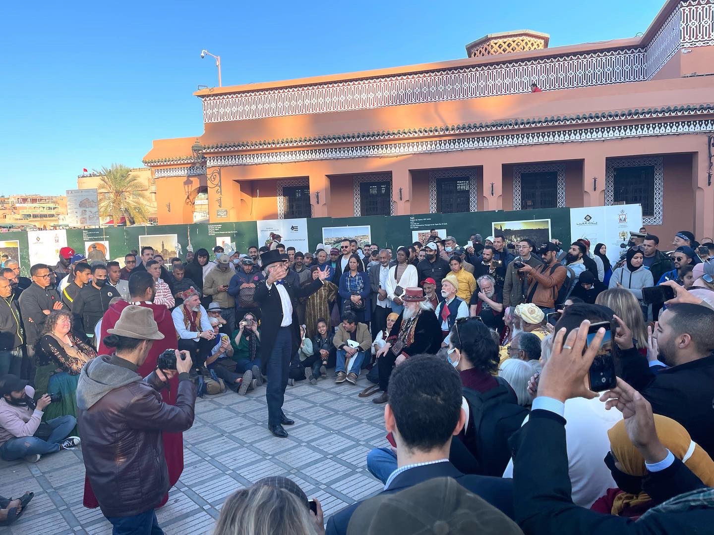 Marrakech : L’ambassadeur de Grande-Bretagne anime une halqa à Jemaa el ...